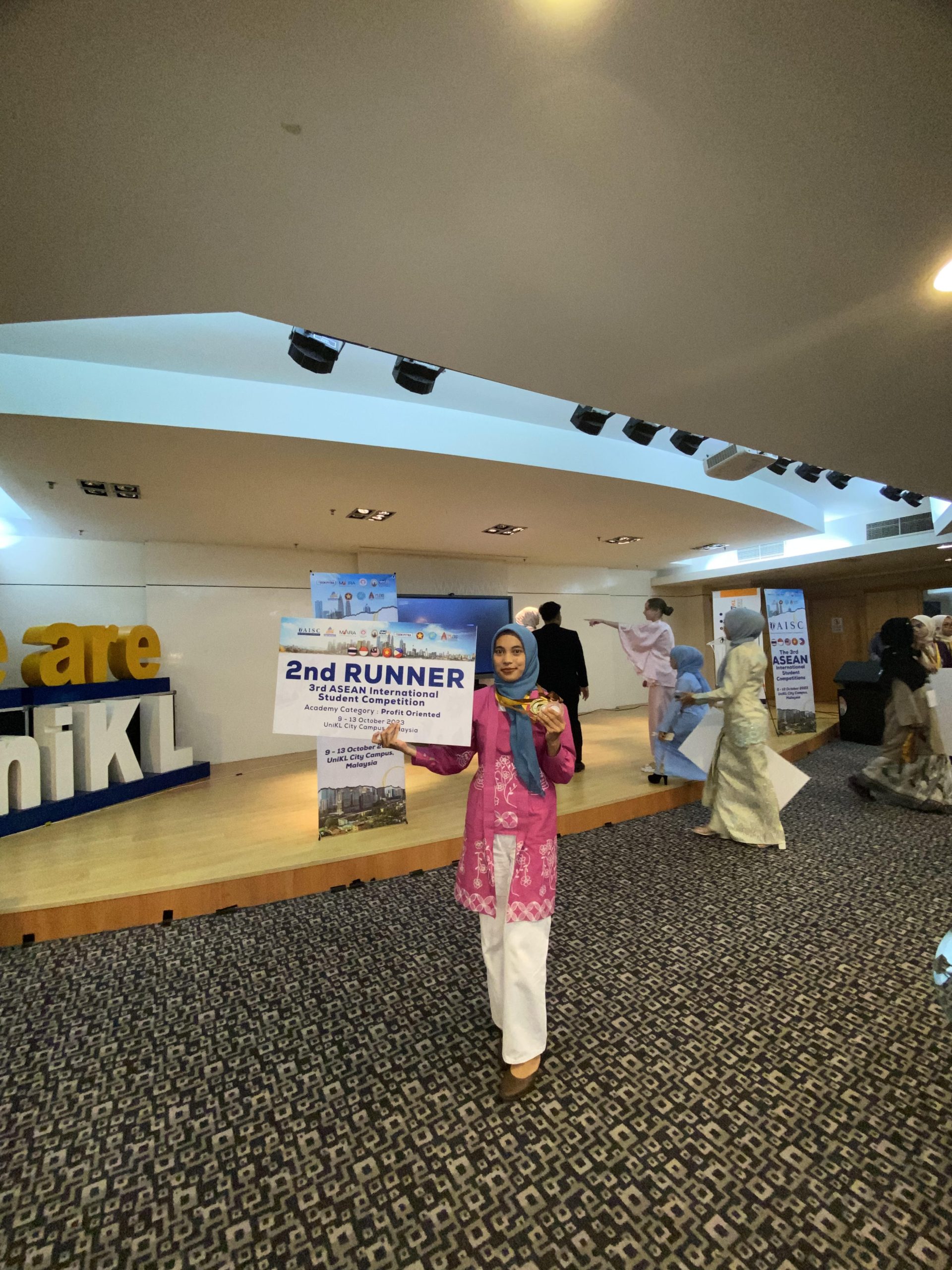 2 Mahasiswi FAI Antar Tim UNIMMA Raih Penghargaan Kejuaraan ... 2 Mahasiswi FAI Antar Tim UNIMMA Raih Penghargaan Kejuaraan ...
